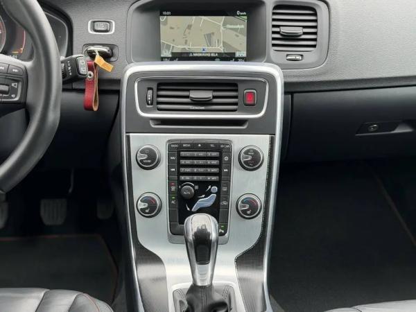 Blue Volvo V60 2016 in Riga, with an engine capacity of 2.00 L and mileage of 136 thousand km for 9990 €, photo 10 on AUTOMOTO.COM.LV