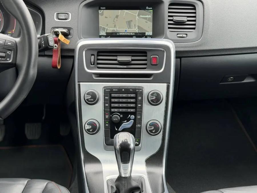 Zils Volvo V60 2016 Rīga, ar dzinēja tilpumu 2.00 L un nobraukumu 136 tūkst. km par 9990 €, foto 11 vietnē AUTOMOTO.COM.LV