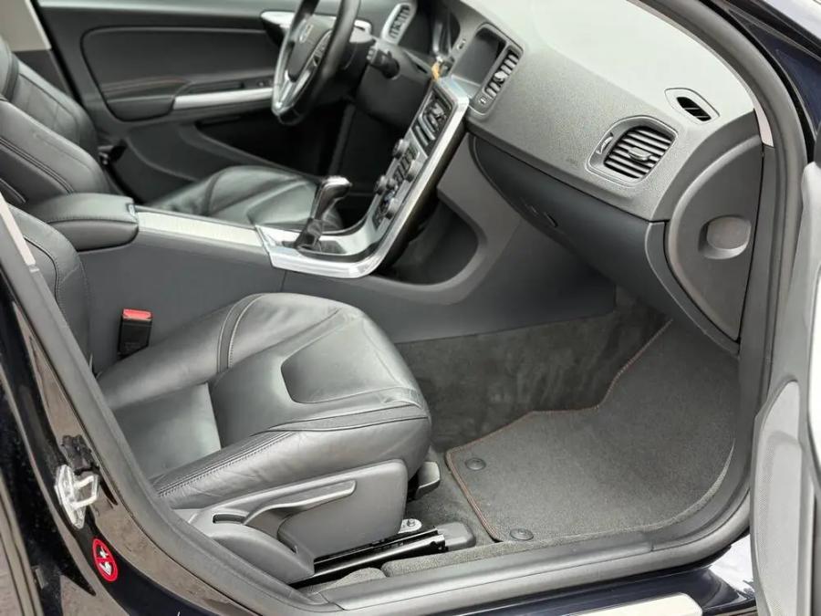 Zils Volvo V60 2016 Rīga, ar dzinēja tilpumu 2.00 L un nobraukumu 136 tūkst. km par 9990 €, foto 18 vietnē AUTOMOTO.COM.LV