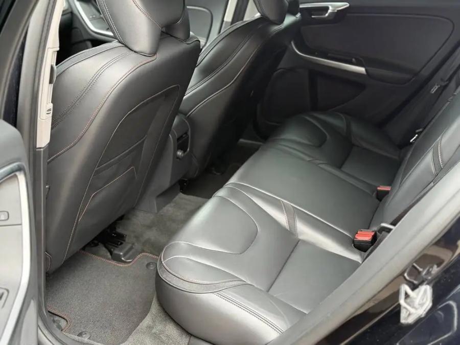 Zils Volvo V60 2016 Rīga, ar dzinēja tilpumu 2.00 L un nobraukumu 136 tūkst. km par 9990 €, foto 19 vietnē AUTOMOTO.COM.LV