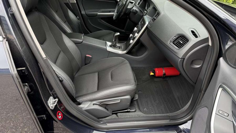 Zils Volvo V60 2016 Kauņa, ar dzinēja tilpumu 1.97 L un nobraukumu 300 tūkst. km par 6800 €, foto 16 vietnē AUTOMOTO.COM.LV