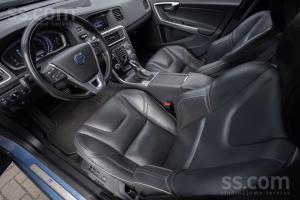 Blue Volvo V60 2016 in Riga, with an engine capacity of 2.40 L and mileage of 263 thousand km for 13500 €, photo 13 on AUTOMOTO.COM.LV