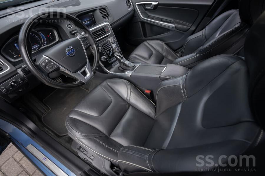 Blue Volvo V60 2016 in Riga, with an engine capacity of 2.40 L and mileage of 263 thousand km for 13500 €, photo 13 on AUTOMOTO.COM.LV