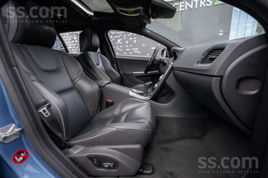 Blue Volvo V60 2016 in Riga, with an engine capacity of 2.40 L and mileage of 263 thousand km for 13500 €, photo 16 on AUTOMOTO.COM.LV