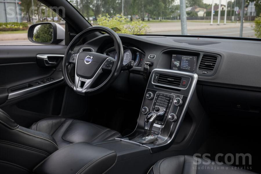 Blue Volvo V60 2016 in Riga, with an engine capacity of 2.40 L and mileage of 263 thousand km for 13500 €, photo 19 on AUTOMOTO.COM.LV
