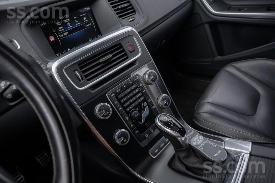 Blue Volvo V60 2016 in Riga, with an engine capacity of 2.40 L and mileage of 263 thousand km for 13500 €, photo 32 on AUTOMOTO.COM.LV