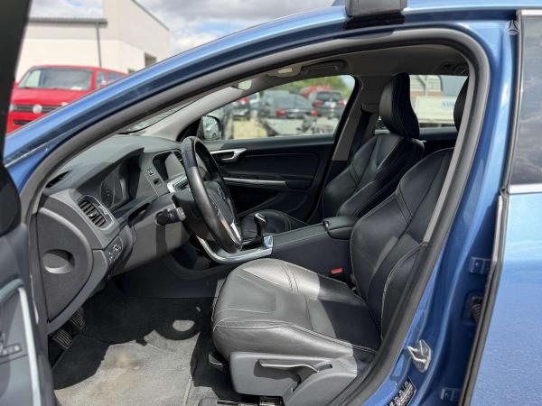 Blue Volvo V60 2016 in Siauliai, with an engine capacity of 1.97 L and mileage of 313 thousand km for 6300 €, photo 9 on AUTOMOTO.COM.LV