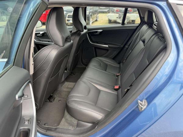 Blue Volvo V60 2016 in Siauliai, with an engine capacity of 1.97 L and mileage of 313 thousand km for 6300 €, photo 10 on AUTOMOTO.COM.LV