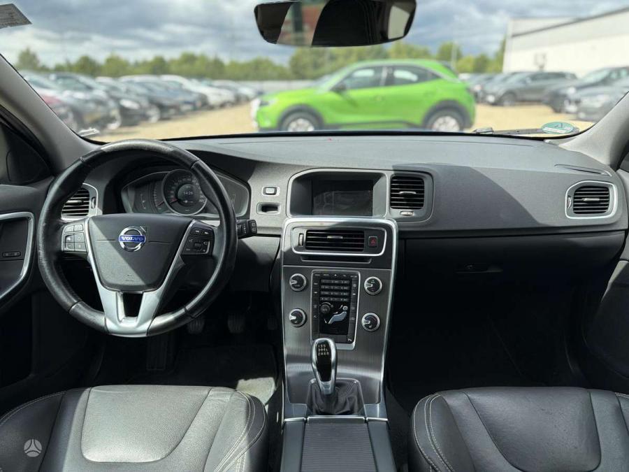 Zils Volvo V60 2016 Šauļi, ar dzinēja tilpumu 1.97 L un nobraukumu 313 tūkst. km par 6300 €, foto 13 vietnē AUTOMOTO.COM.LV