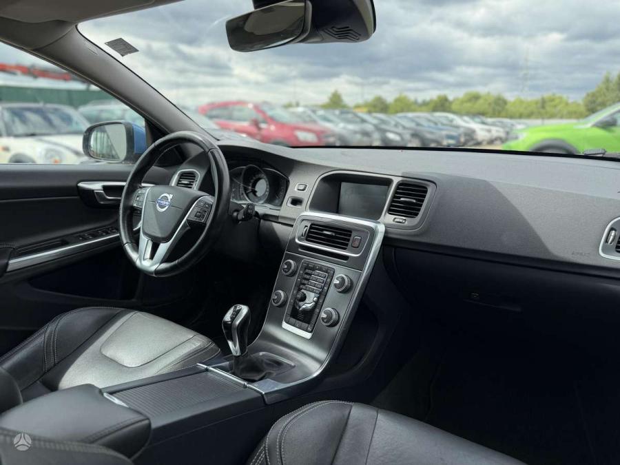 Zils Volvo V60 2016 Šauļi, ar dzinēja tilpumu 1.97 L un nobraukumu 313 tūkst. km par 6300 €, foto 14 vietnē AUTOMOTO.COM.LV