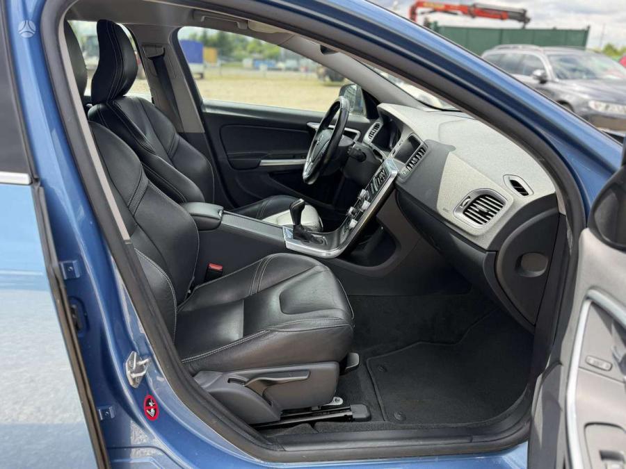 Zils Volvo V60 2016 Šauļi, ar dzinēja tilpumu 1.97 L un nobraukumu 313 tūkst. km par 6300 €, foto 15 vietnē AUTOMOTO.COM.LV