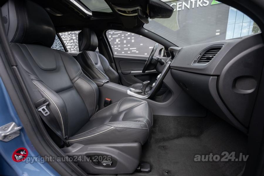 Zils Volvo V60 2016 Rīga, ar dzinēja tilpumu 2.40 L un nobraukumu 263 tūkst. km par 12999 €, foto 16 vietnē AUTOMOTO.COM.LV