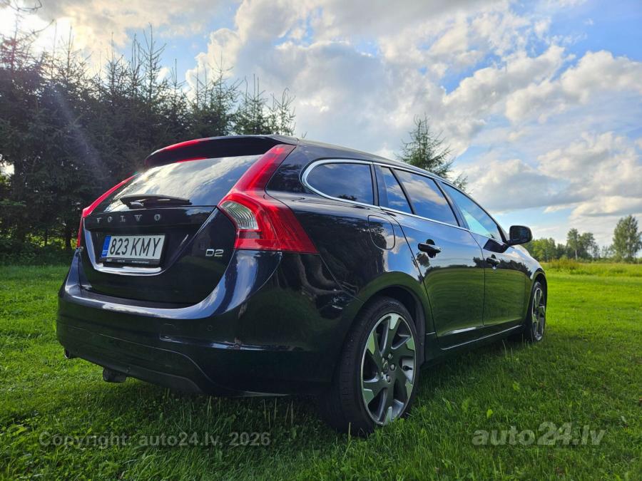 Zils Volvo V60 2016 Tallina, ar dzinēja tilpumu 2.00 L un nobraukumu 282 tūkst. km par 9990 €, foto 7 vietnē AUTOMOTO.COM.LV