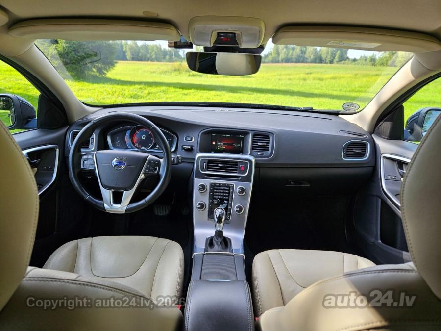 Zils Volvo V60 2016 Tallina, ar dzinēja tilpumu 2.00 L un nobraukumu 282 tūkst. km par 9990 €, foto 9 vietnē AUTOMOTO.COM.LV