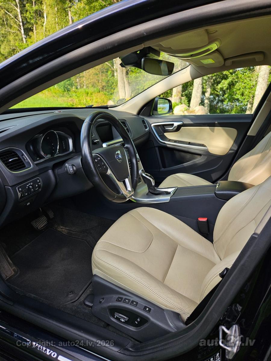 Zils Volvo V60 2016 Tallina, ar dzinēja tilpumu 2.00 L un nobraukumu 282 tūkst. km par 9990 €, foto 10 vietnē AUTOMOTO.COM.LV