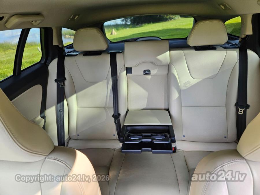 Zils Volvo V60 2016 Tallina, ar dzinēja tilpumu 2.00 L un nobraukumu 282 tūkst. km par 9990 €, foto 12 vietnē AUTOMOTO.COM.LV