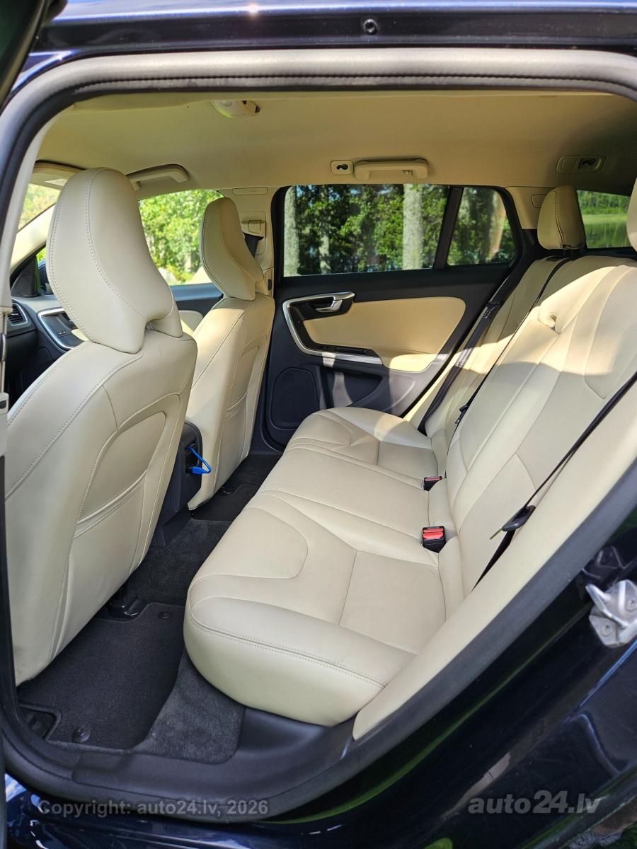 Zils Volvo V60 2016 Tallina, ar dzinēja tilpumu 2.00 L un nobraukumu 282 tūkst. km par 9990 €, foto 13 vietnē AUTOMOTO.COM.LV