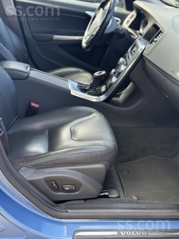 Zils Volvo V60 2016 Rīga, ar dzinēja tilpumu 2.40 L un nobraukumu 0 tūkst. km par 11500 €, foto 4 vietnē AUTOMOTO.COM.LV