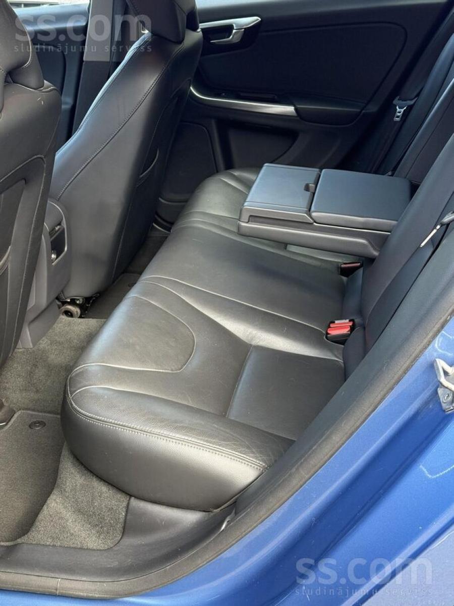 Blue Volvo V60 2016 in Riga, with an engine capacity of 2.40 L and mileage of 0 thousand km for 11500 €, photo 6 on AUTOMOTO.COM.LV