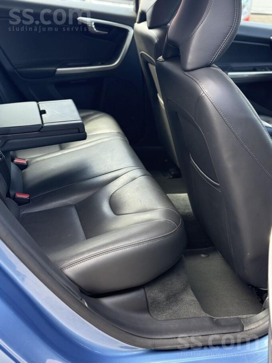 Blue Volvo V60 2016 in Riga, with an engine capacity of 2.40 L and mileage of 0 thousand km for 11500 €, photo 7 on AUTOMOTO.COM.LV