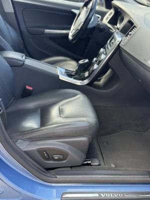 Zils Volvo V60 2016 Rīga, ar dzinēja tilpumu 2.40 L un nobraukumu 214 tūkst. km par 11500 €, foto 5 vietnē AUTOMOTO.COM.LV