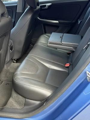 Zils Volvo V60 2016 Rīga, ar dzinēja tilpumu 2.40 L un nobraukumu 214 tūkst. km par 11500 €, foto 6 vietnē AUTOMOTO.COM.LV