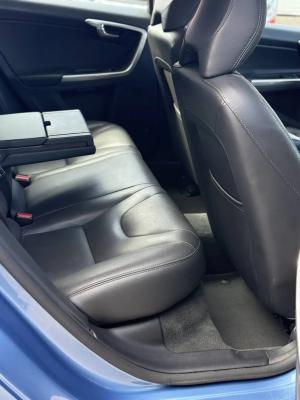 Zils Volvo V60 2016 Rīga, ar dzinēja tilpumu 2.40 L un nobraukumu 214 tūkst. km par 11500 €, foto 7 vietnē AUTOMOTO.COM.LV