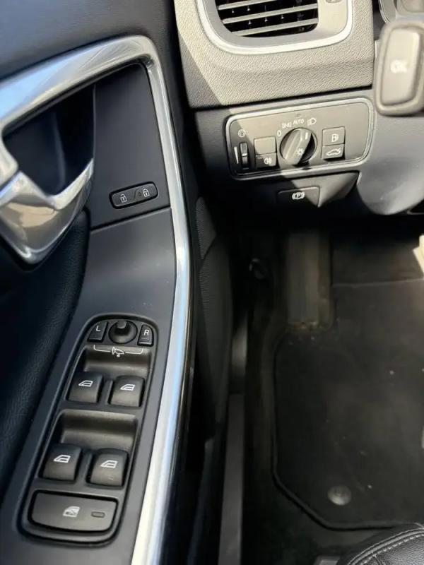 Zils Volvo V60 2016 Rīga, ar dzinēja tilpumu 2.40 L un nobraukumu 214 tūkst. km par 11500 €, foto 7 vietnē AUTOMOTO.COM.LV