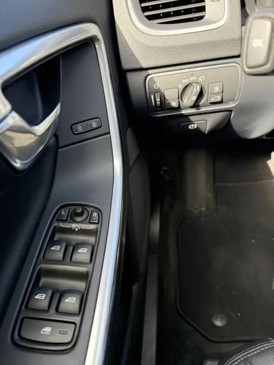 Zils Volvo V60 2016 Rīga, ar dzinēja tilpumu 2.40 L un nobraukumu 214 tūkst. km par 11500 €, foto 8 vietnē AUTOMOTO.COM.LV