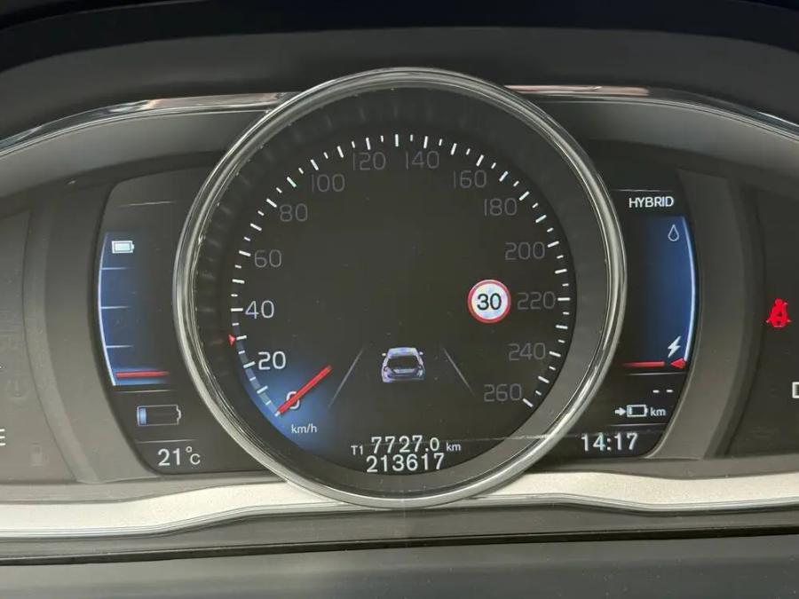 Zils Volvo V60 2016 Rīga, ar dzinēja tilpumu 2.40 L un nobraukumu 214 tūkst. km par 11500 €, foto 19 vietnē AUTOMOTO.COM.LV