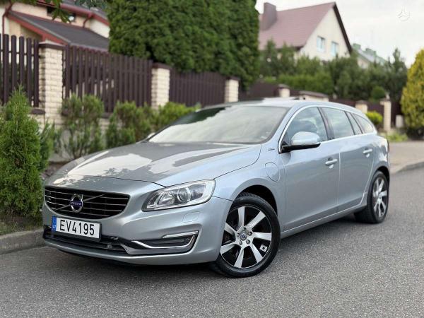 Blue Volvo V60 2016 in Vilnius, with an engine capacity of 2.40 L and mileage of 285 thousand km for 7450 €, photo 4 on AUTOMOTO.COM.LV