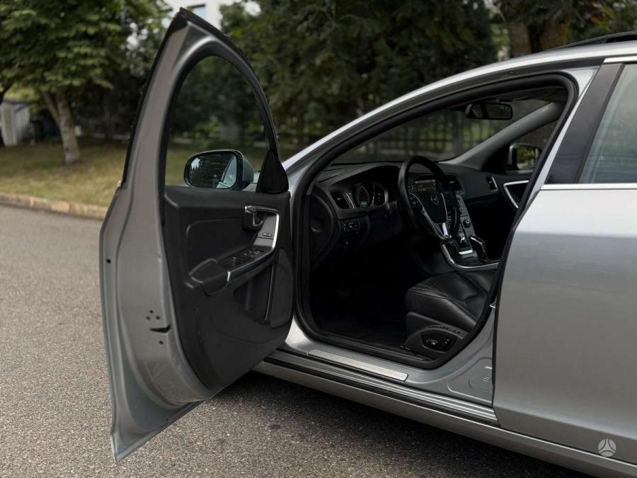 Blue Volvo V60 2016 in Vilnius, with an engine capacity of 2.40 L and mileage of 285 thousand km for 7450 €, photo 35 on AUTOMOTO.COM.LV