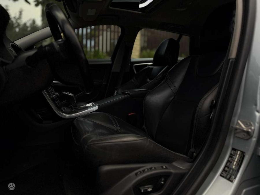 Blue Volvo V60 2016 in Vilnius, with an engine capacity of 2.40 L and mileage of 285 thousand km for 7450 €, photo 37 on AUTOMOTO.COM.LV
