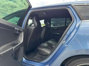 Zils Volvo V60 2016 Viļņa, ar dzinēja tilpumu 1.97 L un nobraukumu 229 tūkst. km par 8000 €, foto 26 vietnē AUTOMOTO.COM.LV