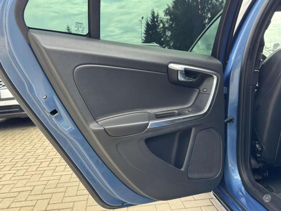 Zils Volvo V60 2016 Viļņa, ar dzinēja tilpumu 1.97 L un nobraukumu 229 tūkst. km par 8000 €, foto 28 vietnē AUTOMOTO.COM.LV