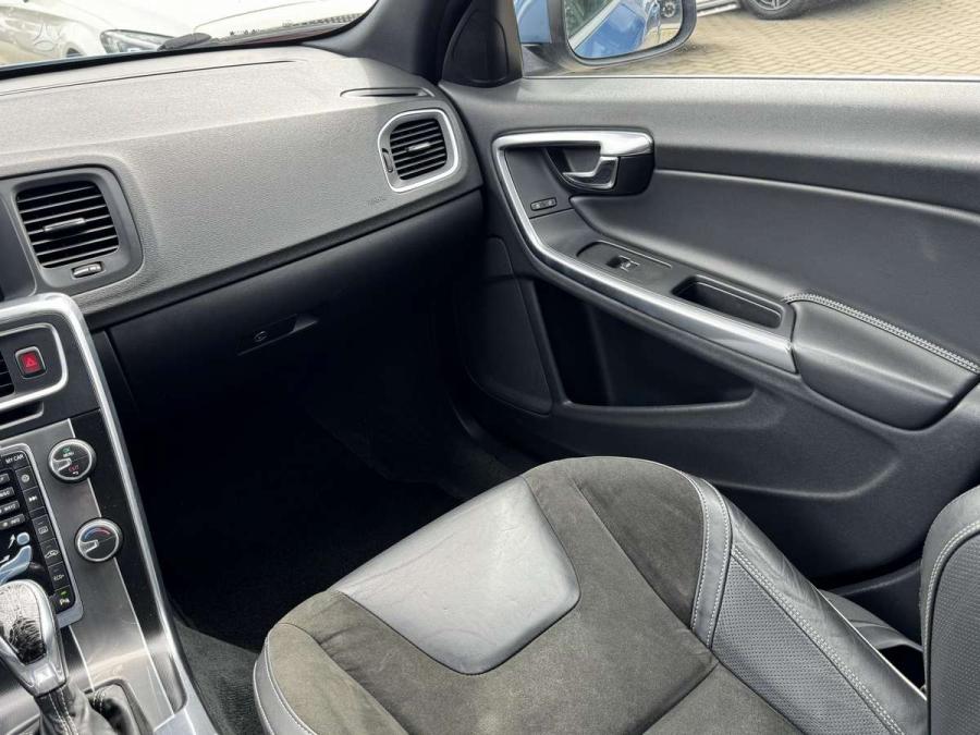 Zils Volvo V60 2016 Viļņa, ar dzinēja tilpumu 1.97 L un nobraukumu 229 tūkst. km par 8000 €, foto 42 vietnē AUTOMOTO.COM.LV