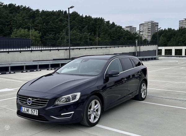 Blue Volvo V60 2016 in Vilnius, with an engine capacity of 1.97 L and mileage of 278 thousand km for 8750 €, photo 1 on AUTOMOTO.COM.LV