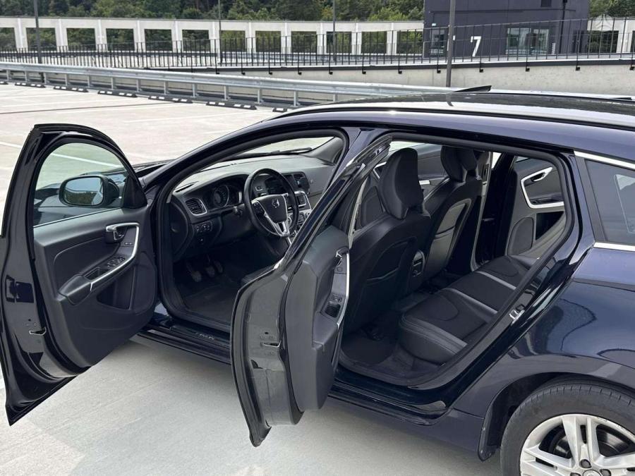 Zils Volvo V60 2016 Viļņa, ar dzinēja tilpumu 1.97 L un nobraukumu 278 tūkst. km par 8750 €, foto 6 vietnē AUTOMOTO.COM.LV