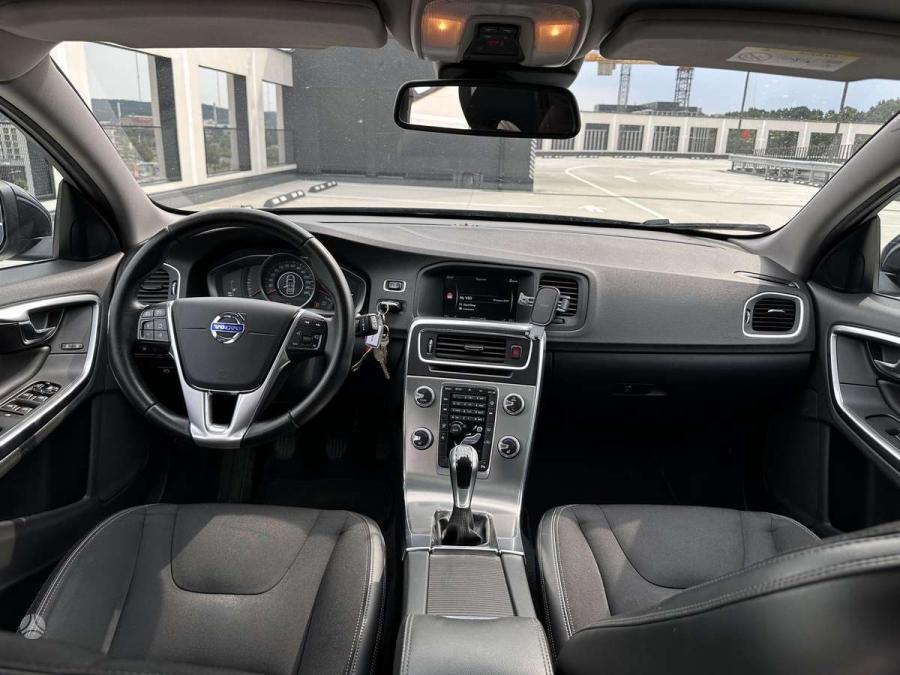 Zils Volvo V60 2016 Viļņa, ar dzinēja tilpumu 1.97 L un nobraukumu 278 tūkst. km par 8750 €, foto 9 vietnē AUTOMOTO.COM.LV
