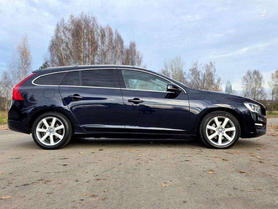 Blue Volvo V60 2017 in Taurage, with an engine capacity of 1.97 L and mileage of 263 thousand km for 7000 €, photo 4 on AUTOMOTO.COM.LV