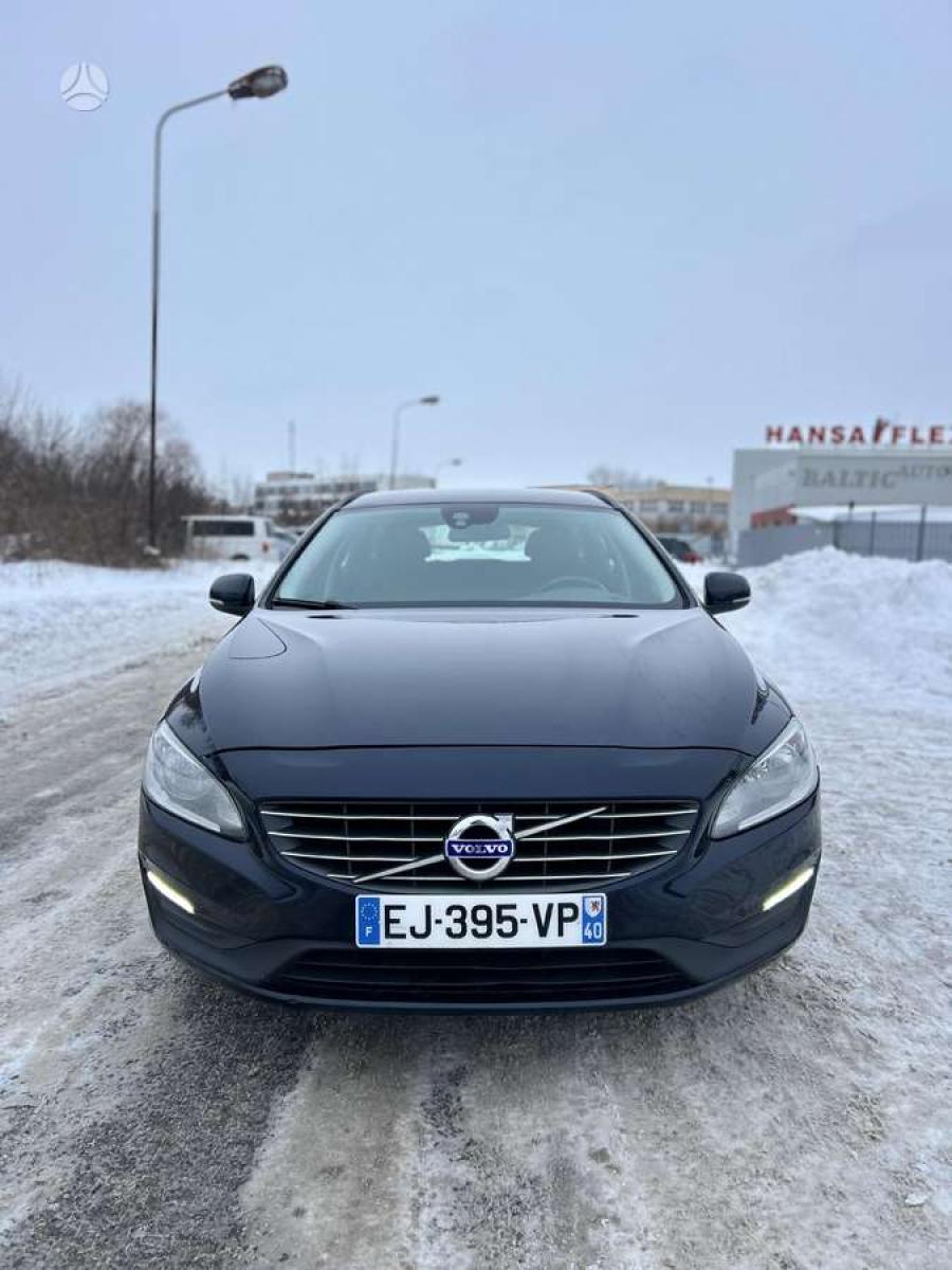 Blue Volvo V60 2017 in Panevezys, with an engine capacity of 1.97 L and mileage of 300 thousand km for 8600 €, photo 2 on AUTOMOTO.COM.LV