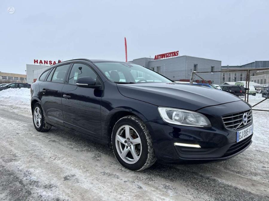 Blue Volvo V60 2017 in Panevezys, with an engine capacity of 1.97 L and mileage of 300 thousand km for 8600 €, photo 3 on AUTOMOTO.COM.LV