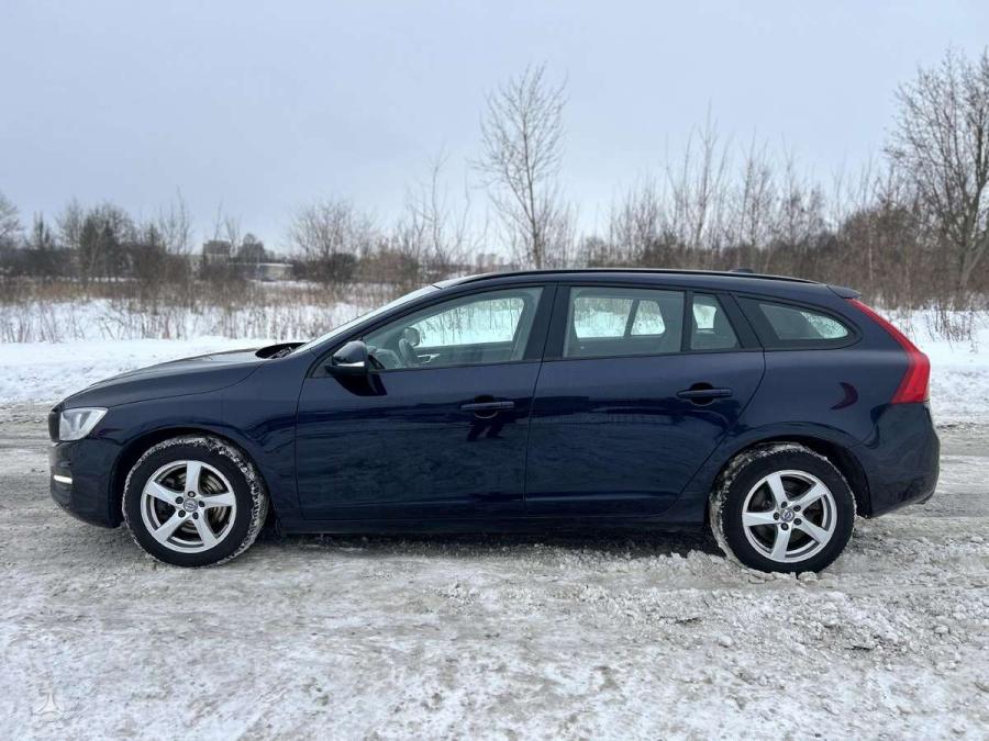 Blue Volvo V60 2017 in Panevezys, with an engine capacity of 1.97 L and mileage of 300 thousand km for 8600 €, photo 4 on AUTOMOTO.COM.LV