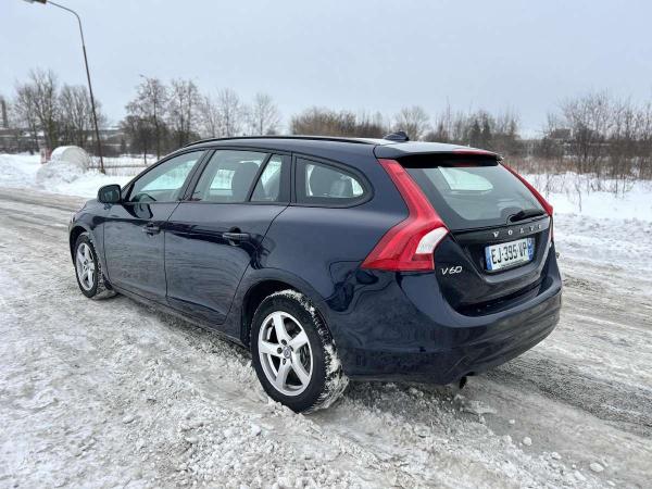 Blue Volvo V60 2017 in Panevezys, with an engine capacity of 1.97 L and mileage of 300 thousand km for 8600 €, photo 5 on AUTOMOTO.COM.LV