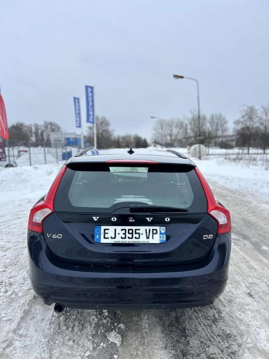 Blue Volvo V60 2017 in Panevezys, with an engine capacity of 1.97 L and mileage of 300 thousand km for 8600 €, photo 6 on AUTOMOTO.COM.LV
