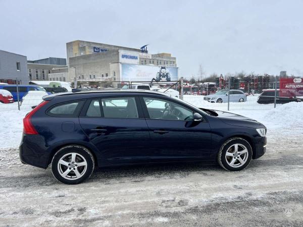 Blue Volvo V60 2017 in Panevezys, with an engine capacity of 1.97 L and mileage of 300 thousand km for 8600 €, photo 8 on AUTOMOTO.COM.LV