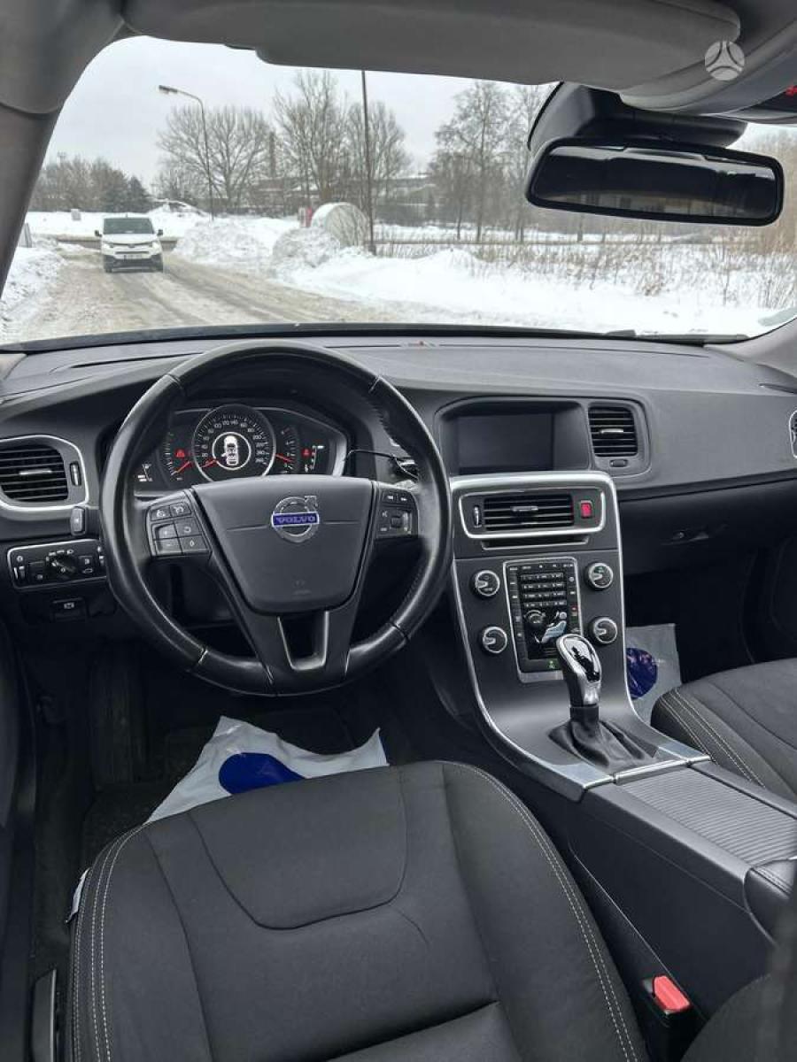 Blue Volvo V60 2017 in Panevezys, with an engine capacity of 1.97 L and mileage of 300 thousand km for 8600 €, photo 13 on AUTOMOTO.COM.LV