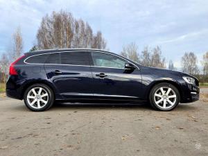 Blue Volvo V60 2017 in Taurage, with an engine capacity of 1.97 L and mileage of 263 thousand km for 7000 €, photo 4 on AUTOMOTO.COM.LV