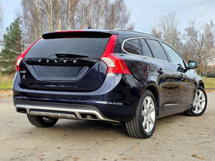 Blue Volvo V60 2017 in Taurage, with an engine capacity of 1.97 L and mileage of 263 thousand km for 7000 €, photo 5 on AUTOMOTO.COM.LV