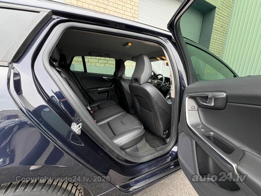 Zils Volvo V60 2017 Paide, ar dzinēja tilpumu 2.00 L un nobraukumu 222 tūkst. km par 10490 €, foto 14 vietnē AUTOMOTO.COM.LV